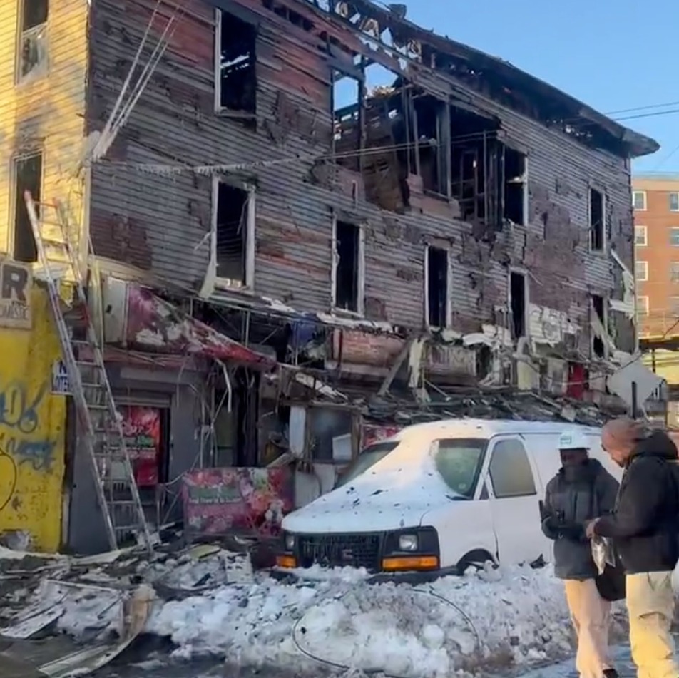 Bronx deli and surrounding shops burn in 4-alarm fire